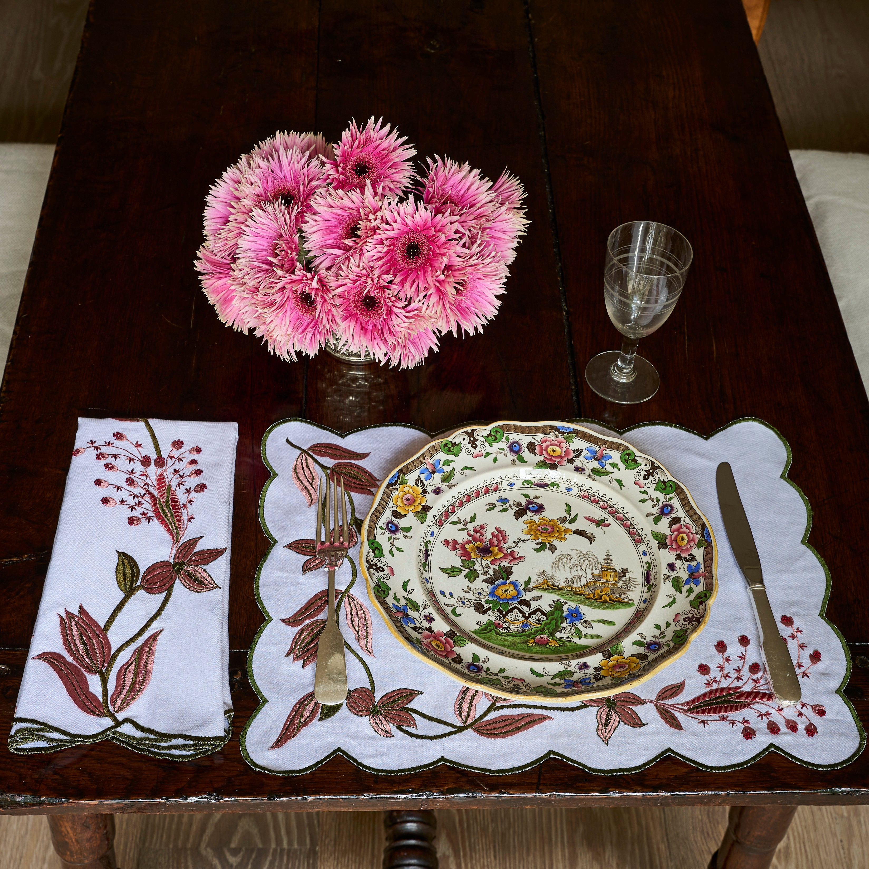 Tulip Scallop Placemats | Casa Mota | Le Mill